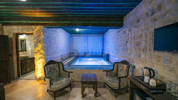 Quarto Deluxe, piscina privativa | Roupa de alta qualidade, berços/camas para crianças grátis