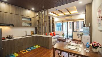 Apartamento Deluxe, Vista para a cidade | Sala de estar | Televisor de ecrã plano de 50 polegadas com canais por cabo