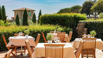 Café da manhã com buffet todos os dias (EUR 10 por pessoa)
