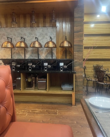 Pequeno-almoço completo diário incluído . Karnataka House