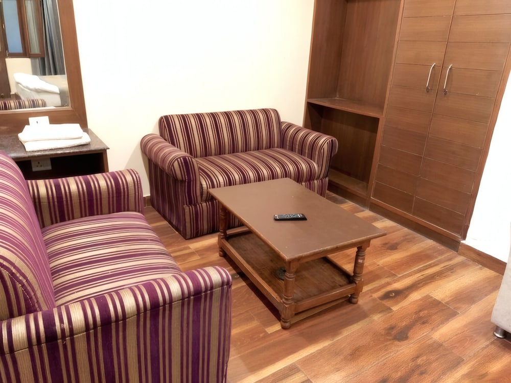 Hotel Samrat | On Mall Road With Complimentary Parking - Mussoorie
