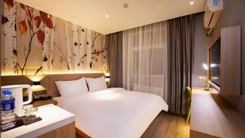 Quarto de hotel com cama, mesa de cabeceira e ar condicionado fixado na parede.