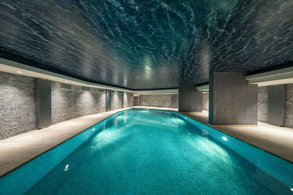 Piscina interna, funciona das 10h às 20h, espreguiçadeiras