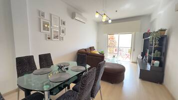 Apartamento, 2 quartos, fumadores, varanda | Sala de jantar