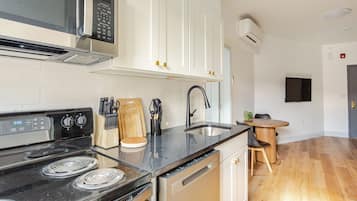 Apartamento, 1 quarto | Cozinha privada | Um frigorífico, um micro-ondas, um forno, uma placa de cozinha