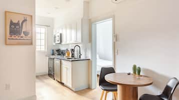 Apartamento, 1 quarto | Cozinha privada | Um frigorífico, um micro-ondas, um forno, uma placa de cozinha