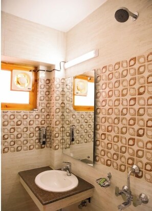 Um polibã, toalhas fornecidas, sabão, champô