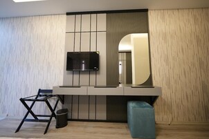 Quarto Económico | Roupa de alta qualidade, minibar, cofre no quarto, secretária 