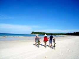 Perto da praia, praia de areia branca 