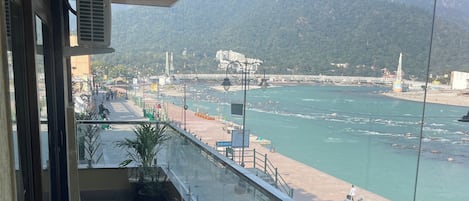 Quarto Triplo, vista para o rio | Varanda