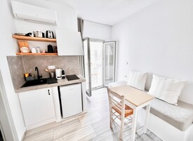 Quarto Duplo, 1 cama queen-size e sofá-cama, varanda, Vista para a cidade | Kitchenette privada | Um frigorífico/congelador grande, uma máquina de café expresso 