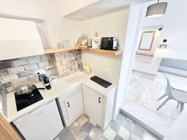 Quarto Duplo, 1 cama queen-size e sofá-cama, varanda, vista para o mar | Cozinha privada | Um frigorífico/congelador grande, uma máquina de café expresso 