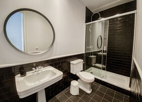 Um polibã, toalhas fornecidas, papel higiénico 