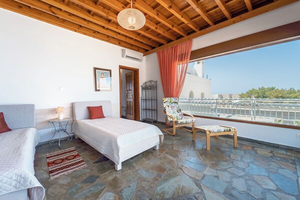 Arte Pefki Beachfront Suites - Rodas