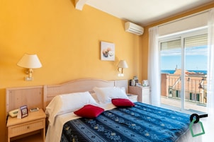 Quarto Duplo Superior, vista para o mar | Minibar, cofre no quarto, Wi-fi grátis, roupa de cama fornecida