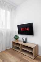 Apartamento Comfort, Vista para a cidade | Sala de estar | Smart TV de 50 polegadas com canais por cabo, Netflix 