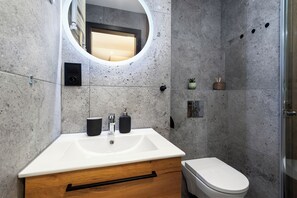 Apartamento Comfort, Vista para a cidade | Casa de banho | Um polibã, artigos de higiene pessoal grátis, um secador de cabelo 