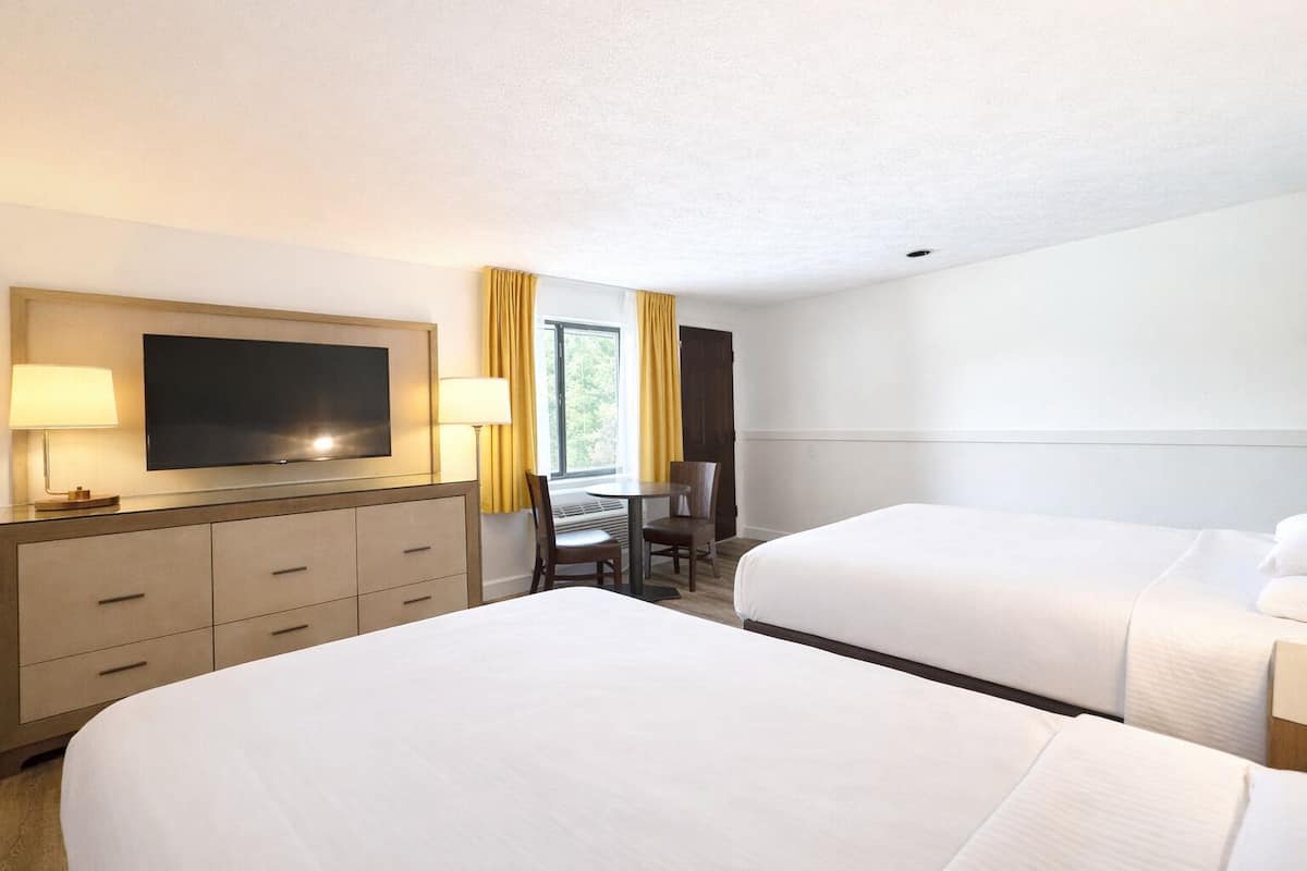 Quarto Deluxe, 2 camas queen-size, vista para a montanha | Com mobília individualizada, secretária