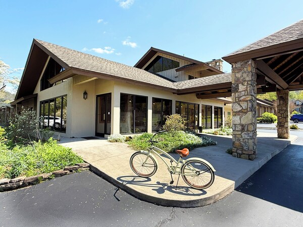 The Parkman Hotel - Walland, TN