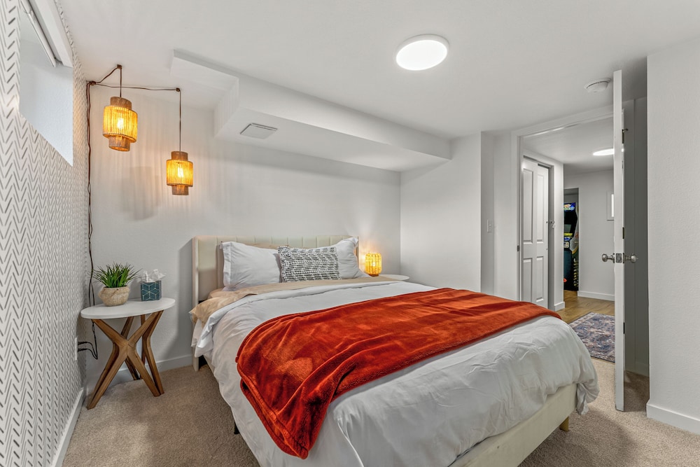 Mile High Retreat - Hot tub/Huge Backyard/Pool Table/Ping Pong/BoardGames/Arcade - Berkley | Vrbo