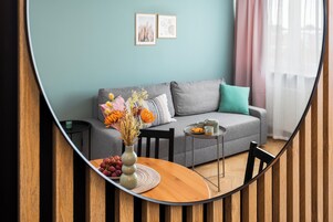 Apartamento Comfort, Vista para a cidade | Sala de estar | Smart TV de 50 polegadas com canais por cabo, Netflix 