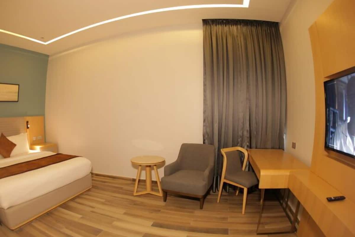 Quarto solteiro superior, vista para a cidade | Cofres nos quartos, cortinas blackout, Wi-Fi de cortesia