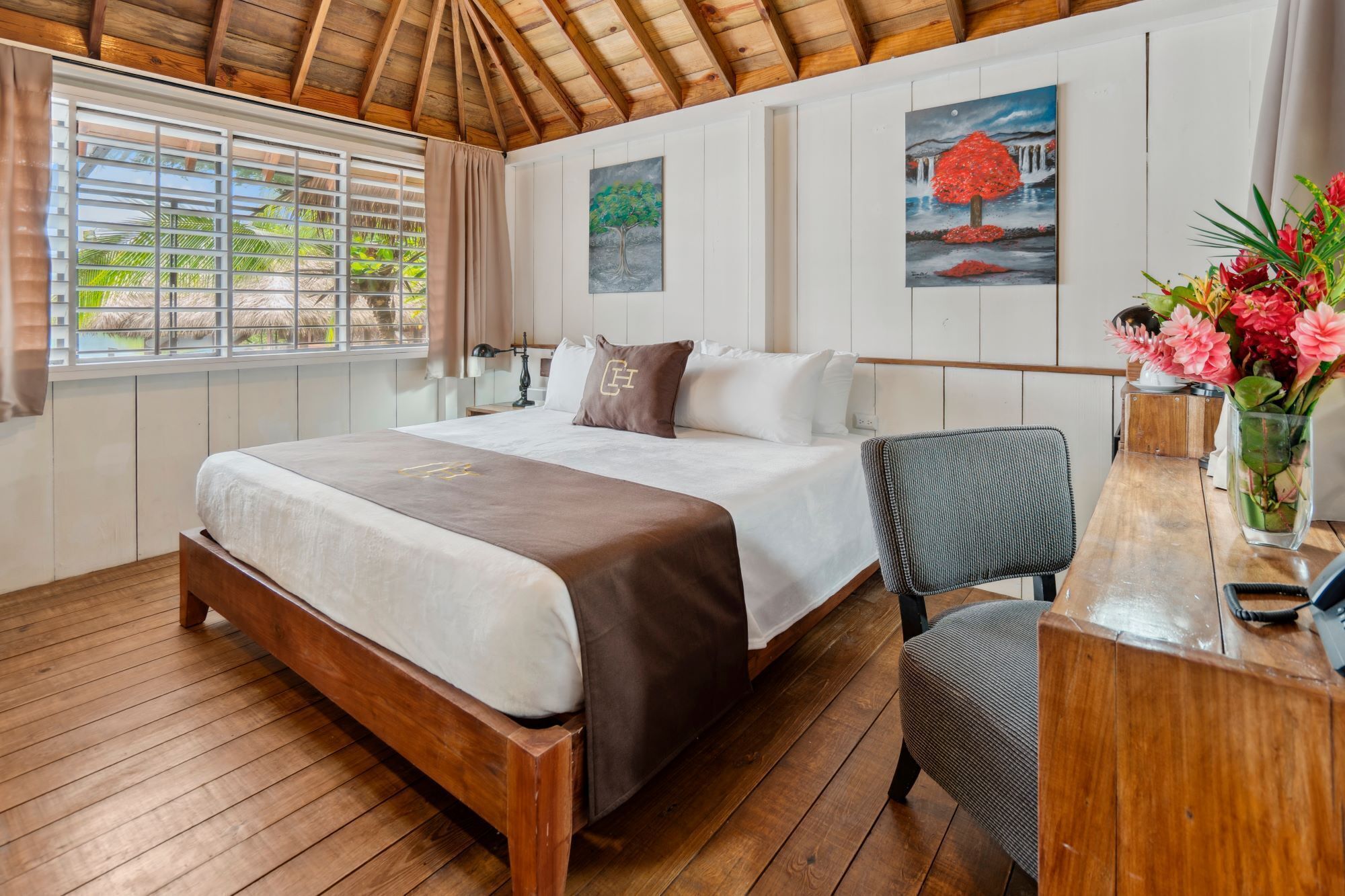 Eden | Minibar, cofre com capacidade para portátil, Wi-fi grátis 