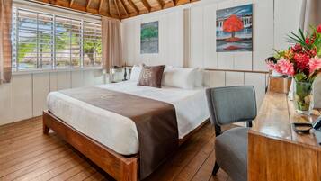 Eden | Minibar, cofre com capacidade para portátil, Wi-fi grátis