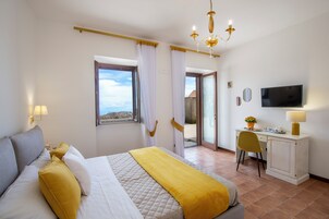 Quarto Triplo Comfort, vista para o mar | Cofre no quarto, secretária 