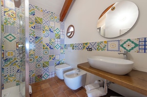 Quarto Quádruplo Deluxe | Cofre no quarto, secretária 