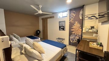 Quarto casal standard, 2 camas de casal, para não fumantes, serviço de arrumação | Escrivaninha, espaço de trabalho para notebook, Wi-Fi de cortesia