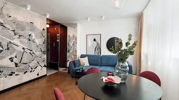 Apartamento conforto, vista para a cidade | Sala de estar | Smart TV 50 polegadas com canais a cabo, Netflix, serviços de streaming