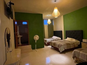 Quarto triplo | Escrivaninha, espaço de trabalho para notebook