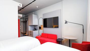 Quarto Twin Superior, Vista para a cidade | Cofre no quarto, secretária