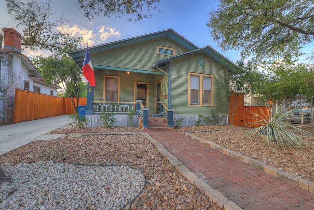 Tolle Haus: W/pool & Firepit-walk To Schlitterbahn, Comal Chutes & Downtown! - New Braunfels, TX