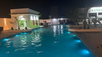 Piscina exterior, da(s) 9:00 à(s) 20:00, espreguiçadeiras