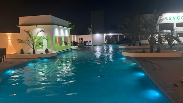 Piscina externa, funciona das 9h às 20h, espreguiçadeiras