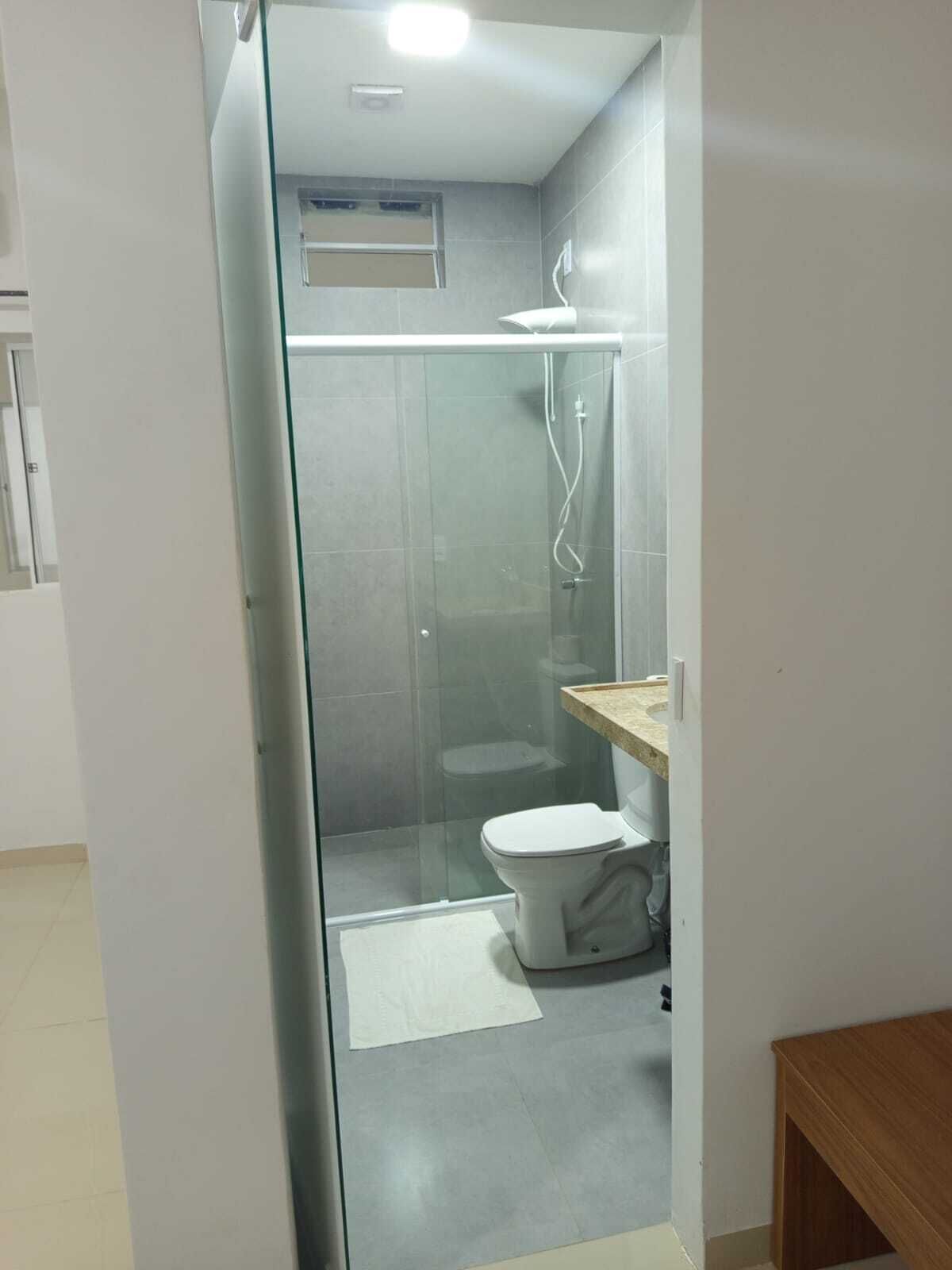 Quarto triplo | Banheiro | Chuveiro, toalhas de banho, papel higiênico 