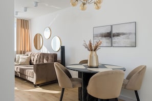 Apartamento Superior, Vista para a cidade | Sala de estar | Smart TV de 42 polegadas com canais por cabo, Netflix 