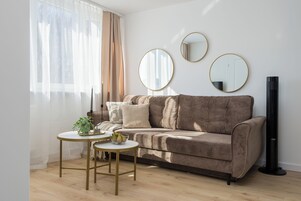 Apartamento Superior, Vista para a cidade | Sala de estar | Smart TV de 42 polegadas com canais por cabo, Netflix 