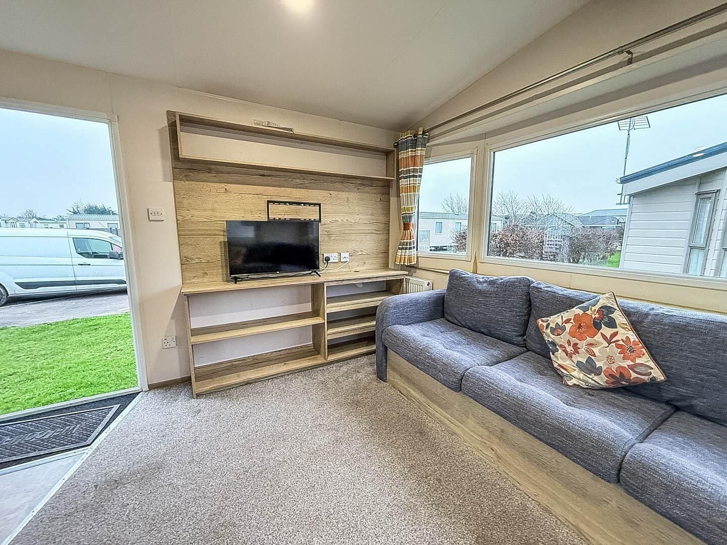 Superb Caravan At Dovercourt Park, Sleeps 8 Ref 44202c - Walton-on-the-Naze