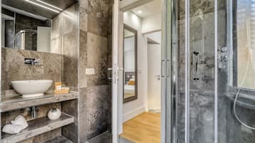 Quarto Clássico com Cama de Casal | Casa de banho | Um polibã, um secador de cabelo, toalhas fornecidas, sabão