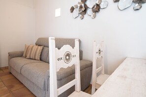 Villa, 2 quartos, varanda | Sala | Livros
