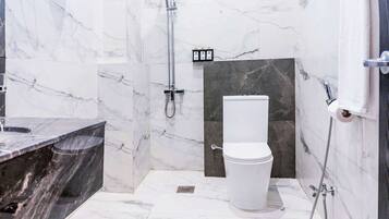 Quarto Deluxe, 1 cama king-size, fumadores (Living Room) | Casa de banho