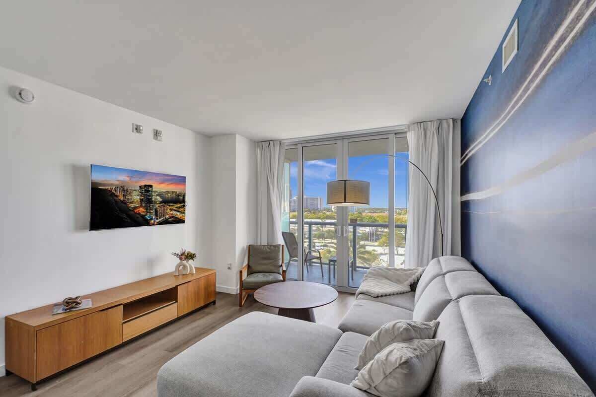 Canal & Ocean View Condo Resort Perks 804 - Hallandale Beach, FL