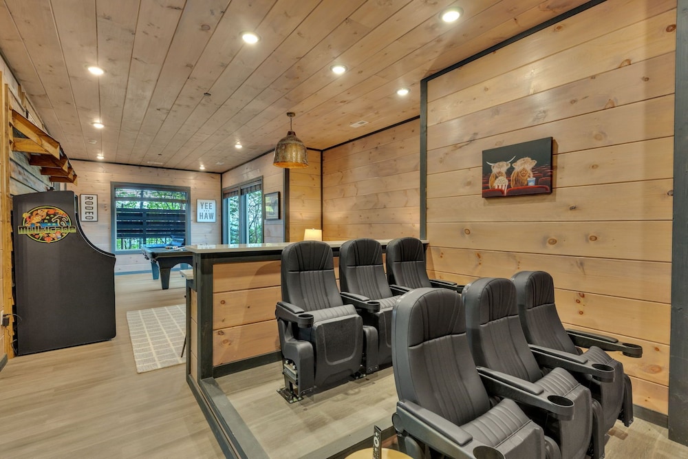 New/Theater/Indoor pool/Hot tub/Fire pit/Arcades/View - Pigeon Forge | Vrbo