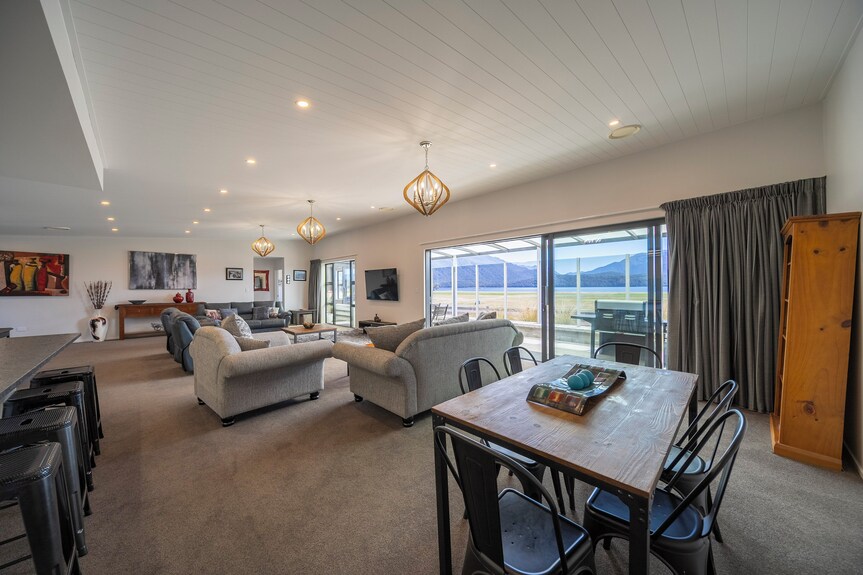 Lakeside Luxury Spacious 4br Retreat Across From The Lake With Stunning Views - 蒂阿瑙