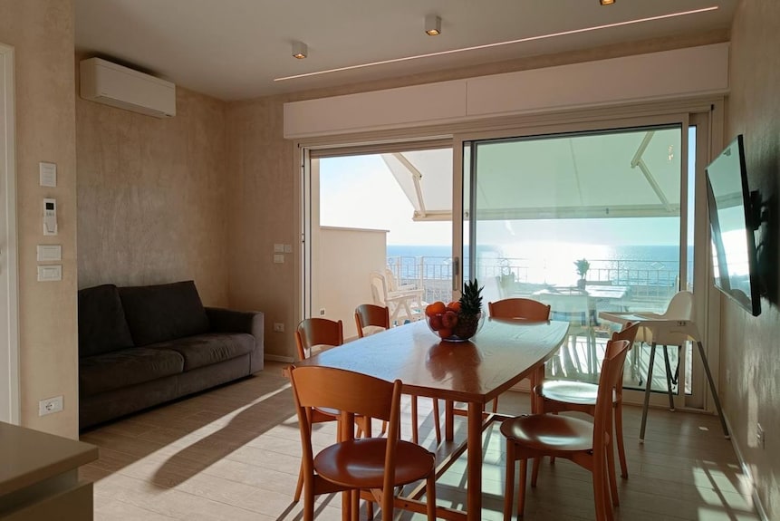 Elegant And Modern Seafront Flat In Lido Di Camaiore, Located On The 4th Floor With Lift, Perfect For A Relaxing And Comfortable Holiday.the Flat Boasts A Large Terrace With Sea View, Equipped With An Awning And Dining Table, Ideal For Enjoying Panorami - Viareggio
