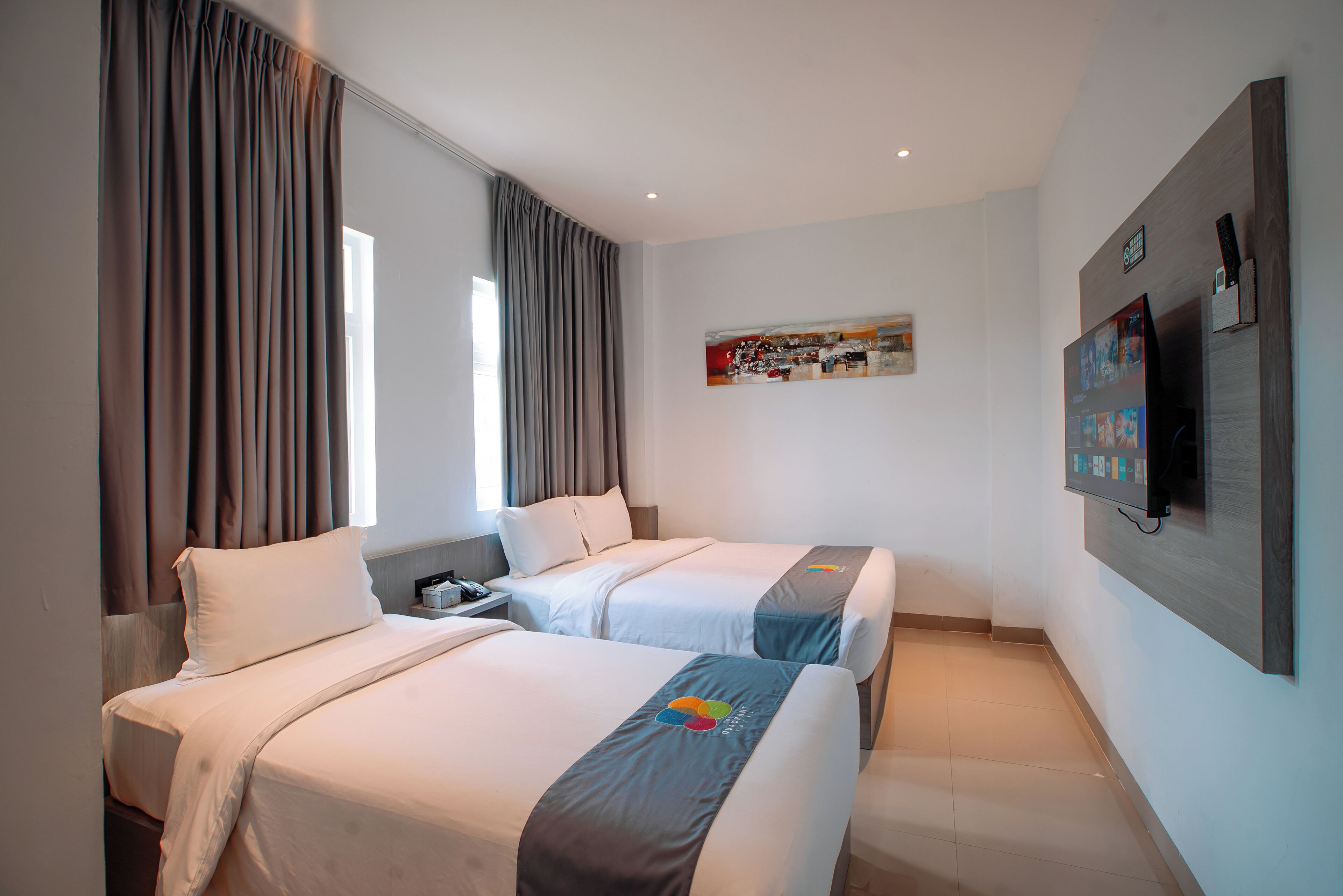 Quarto Duplo ou Twin Familiar | Secretária, secretária adequada para computadores portáteis 