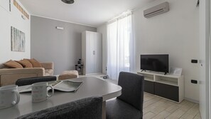 Apartamento (1 Bedroom) | Sala de estar | Smart TV de 32 polegadas com canais por cabo 